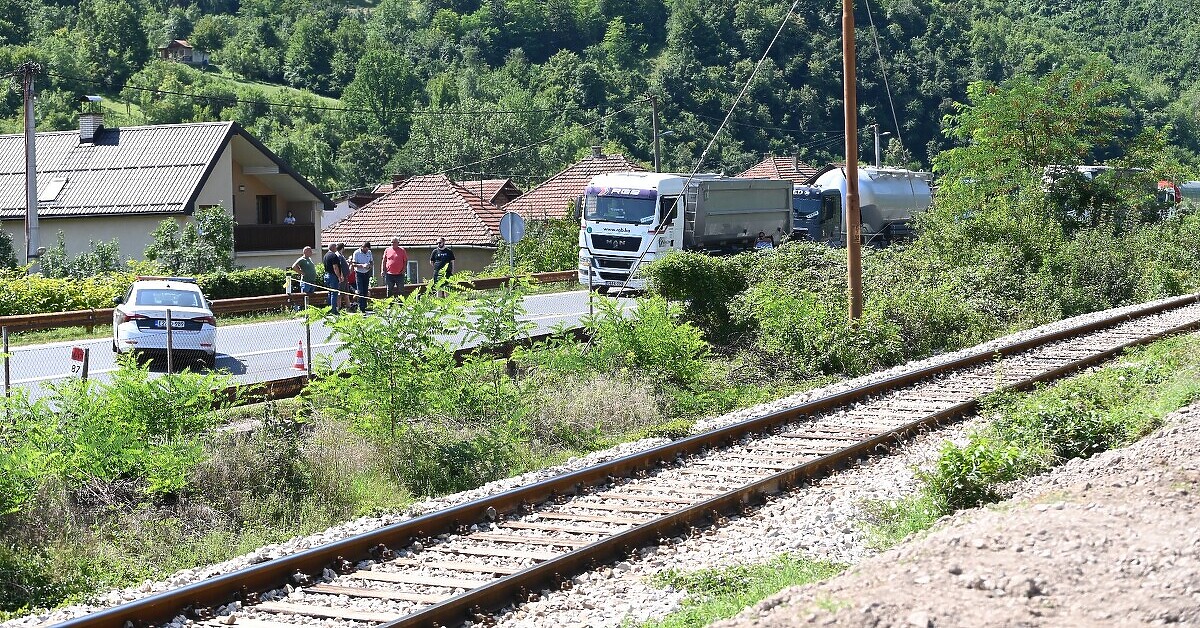 U teškoj saobraćajnoj nesreći kod Zenice poginula jedna osoba, dio ceste u potpunosti blokiran