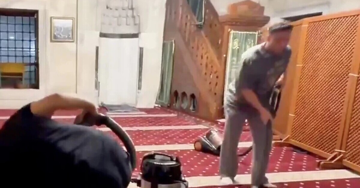 Mesut Özil snimljen kako usisava džamiju koju opisuju kao remek-djelo Mimara Sinana