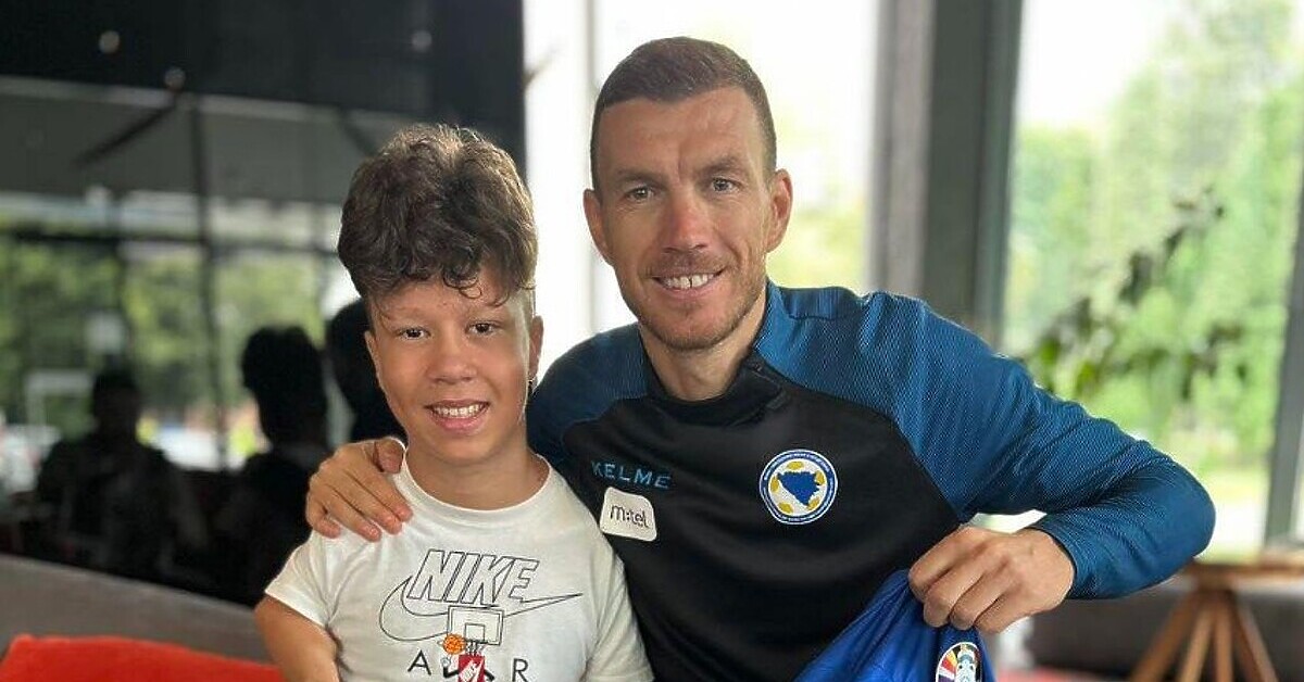 Ismail Barlov nosi zastavu BiH na večerašnjem zatvaranju ...