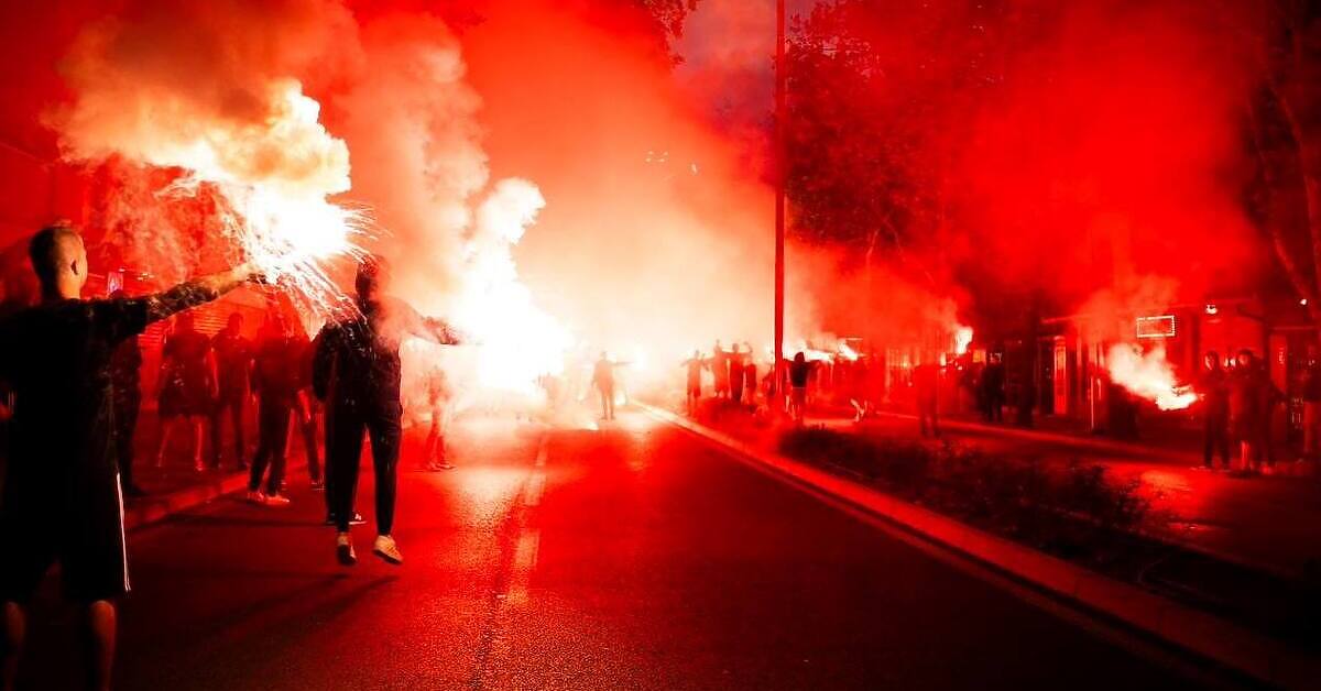 Ultrasi bakljadom i vatrometom ispratili igrače Zrinjskog na derbi s ...
