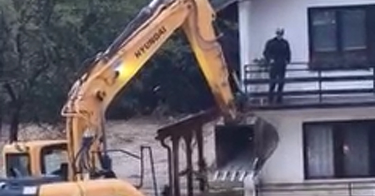 Pogledajte kako bagerista evakuiše stanovnike Fojnice iz poplavljenih kuća