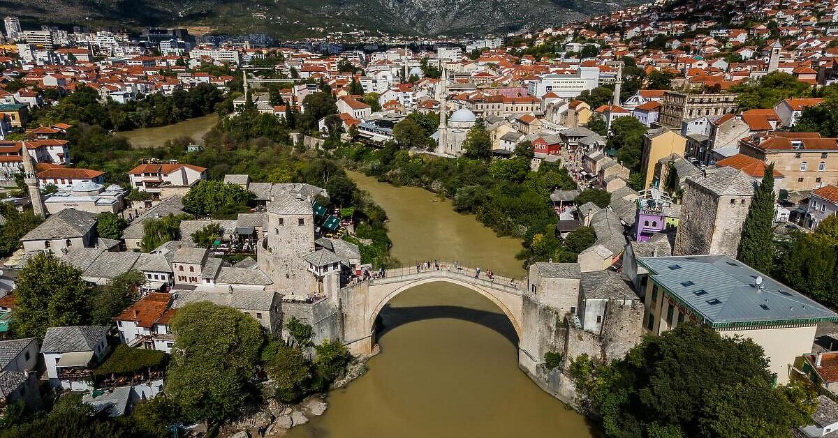 Neretva u Mostaru promijenila boju nakon poplava: Ispod Starog mosta ...
