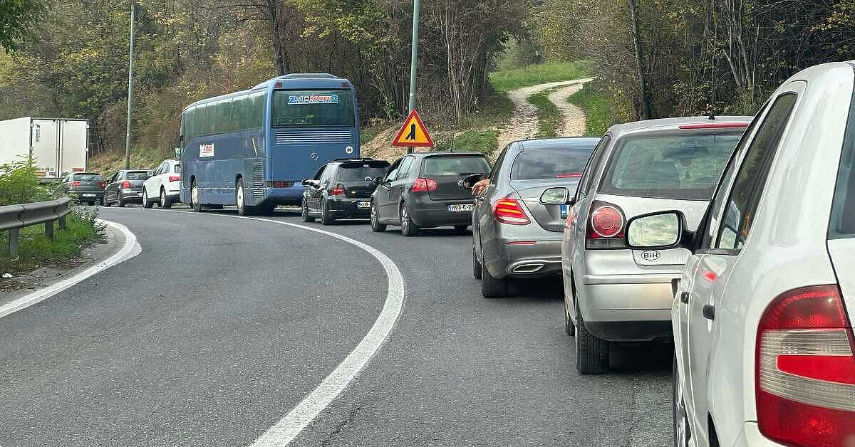 Sudar tri vozila na magistralnom putu Semizovac - Vogošća, jedna osoba povrijeđena