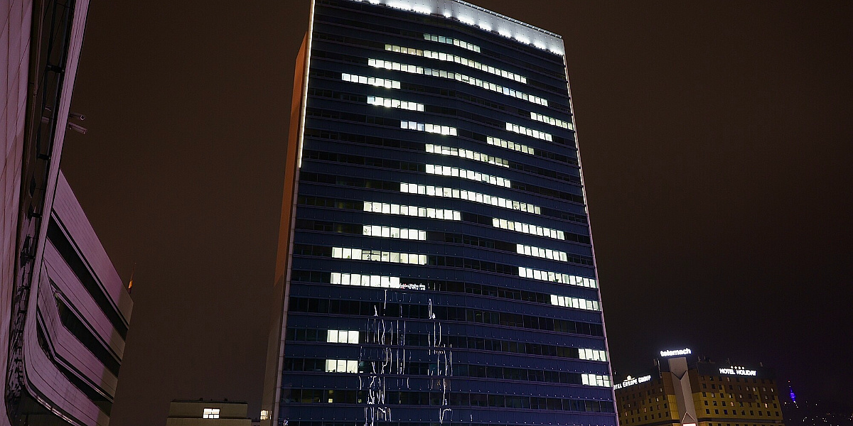 Zgrada institucija BiH osvijetljena u obliku vrpce povodom Dana borbe ...