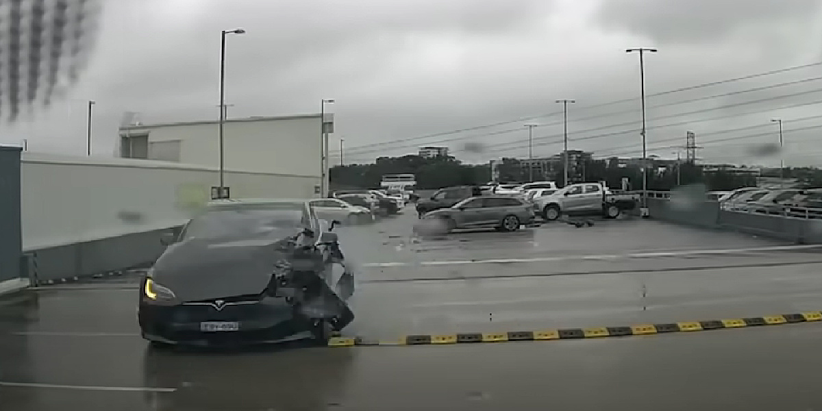 Teslin Model S udario nekoliko parkiranih automobila pa pao s garaže