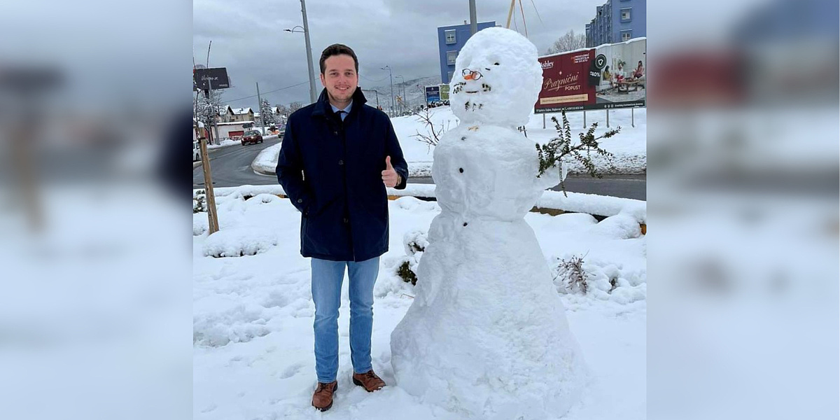 Nihad Uk se fotografisao pored snješka napravljenog njemu u čast ...