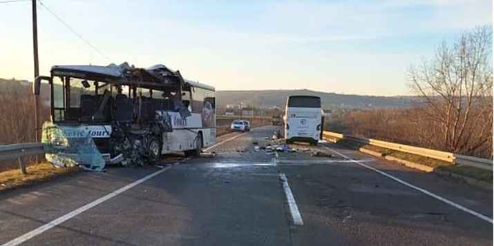 U sudaru dva autobusa kod Beograda poginule dvije osobe, a povrijeđeno 20