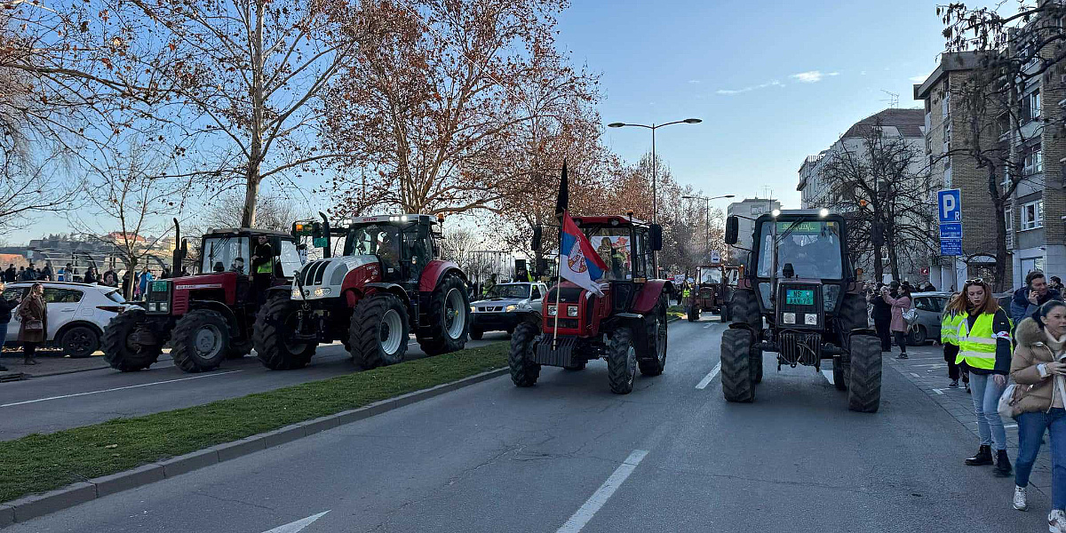 Veliki broj studenata i građana stigao na tri najveća mosta u Novom Sadu, počinje velika blokada
