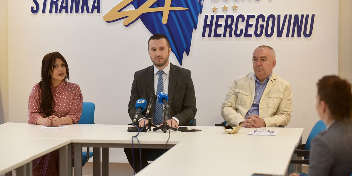 Stranka za BiH: "Trojka ne zna šta bi sa Dodikom, da li bi mu se izvinili ili bi ga rušili"