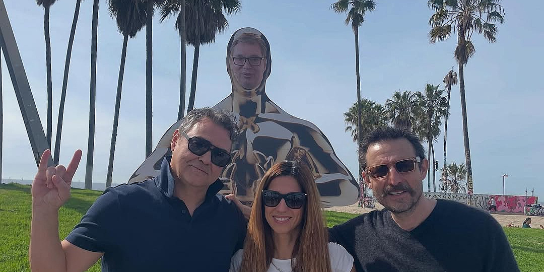 Nikola Đuričko pozirao pored "statue" s Vučićevim likom: "Ovaj Oscar ...