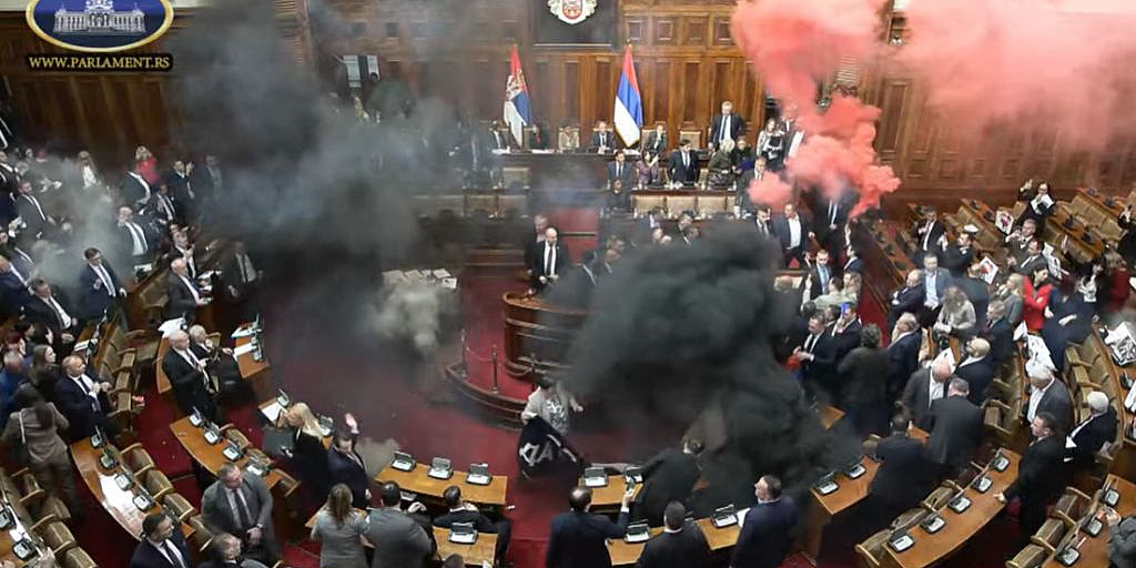 Haos u Skupštini Srbije: Bačena dimna bomba, poslanici se gađali jajima Haos u Skupštini Srbije: Bačena dimna bomba, poslanici se gađali jajima