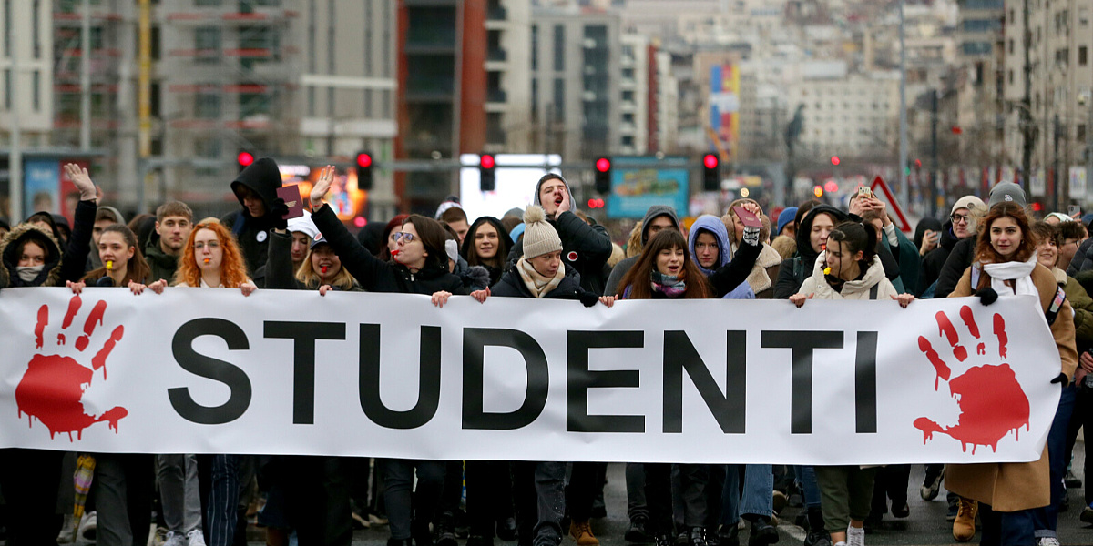 Studenti potpuno blokirali ulaz na Filozofski fakultet u Novom Sadu jer ...