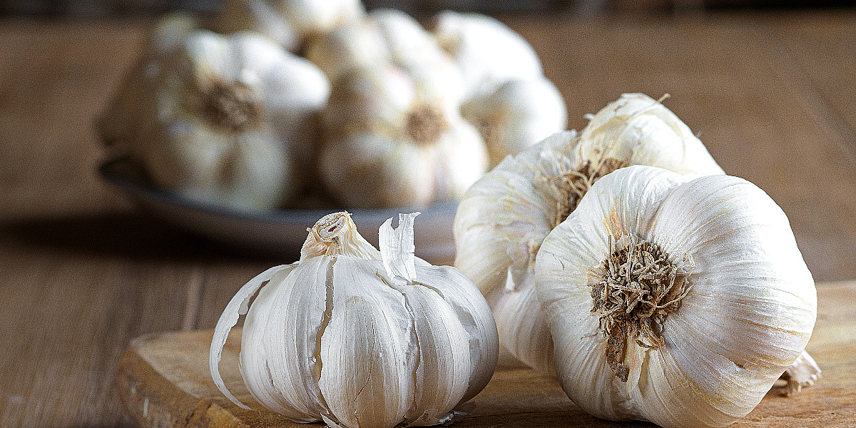 Ljuske bijelog luka nemojte bacati, evo kako vam mogu biti od koristi