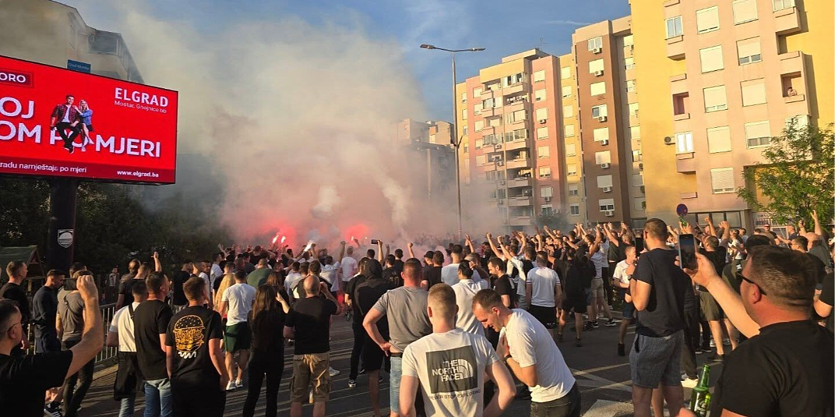 Ludnica u Mostaru: Pogledajte kako su Ultrasi dočekali igrače nakon ...