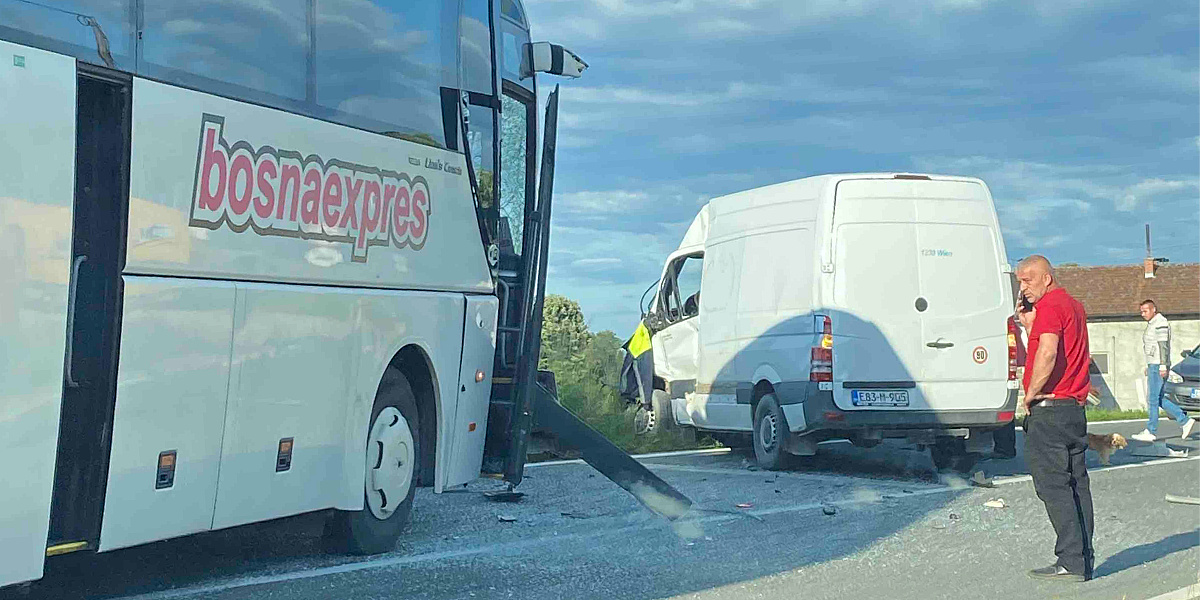 Dvije osobe povrijeđene u sudaru kombija i autobusa kod Jelaha