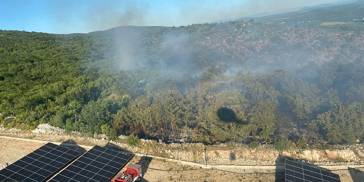 Pripadnici OS BiH cijeli dan gase požare u Grudama, spriječeno širenje ...