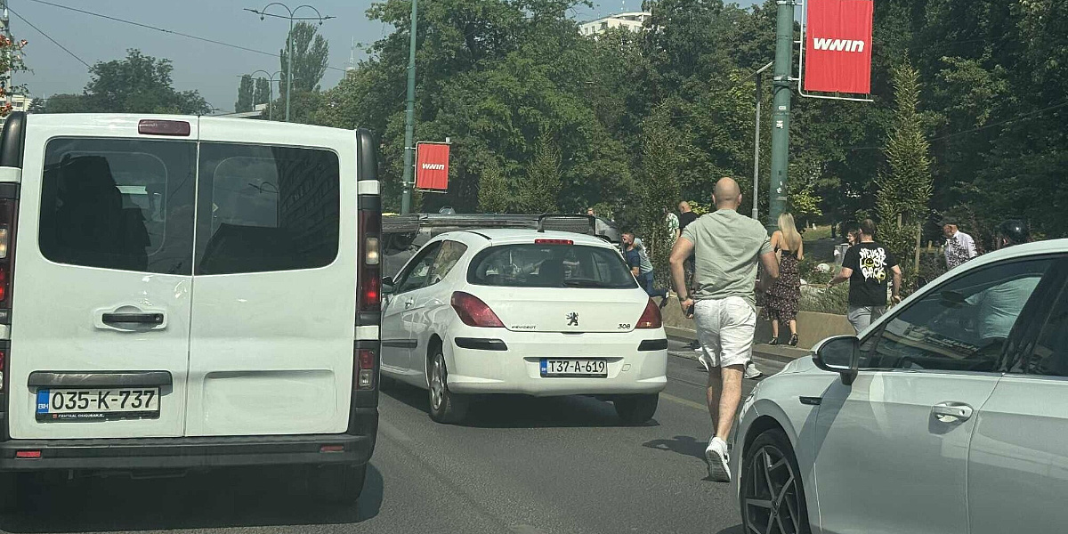 Težak udes u Sarajevu: Sudar više vozila kod Aria centra, automobil se prevrnuo