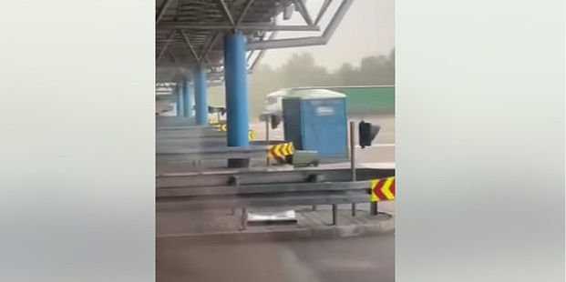 Komične scene zbog nevremena: Vanjski toalet "prošetao" iz Hrvatske u ...