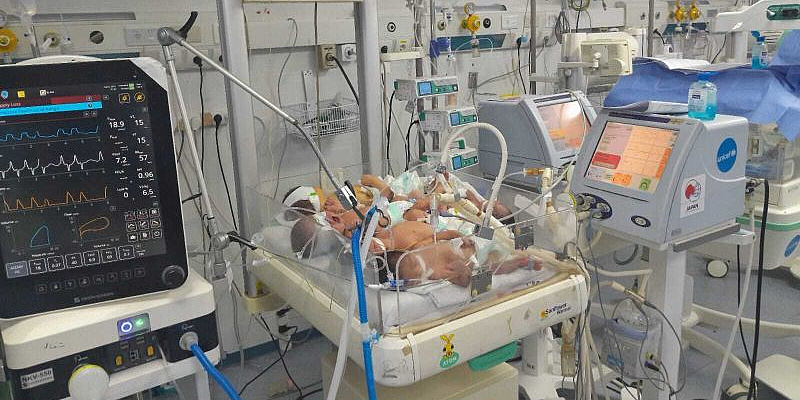 Očajni doktori u Gazi stavljaju više beba u jedan inkubator, goriva ...