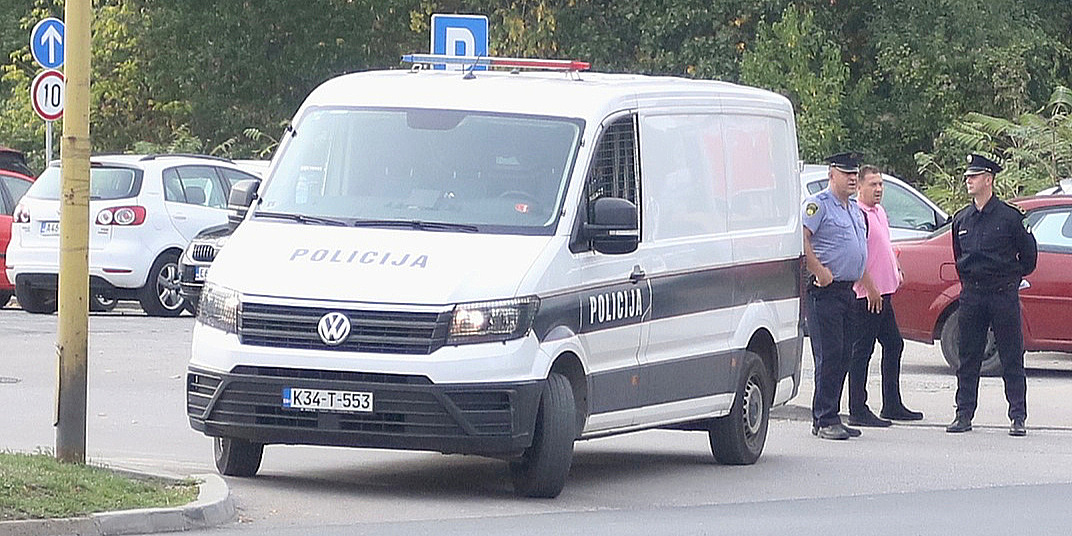 Srebrenik: Pijani mladić automobilom udario pet pješaka pa pobjegao sa mjesta događaja