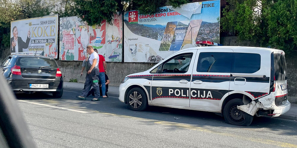 U sarajevskom naselju Hrasno sudarili se policijsko i putničko vozilo