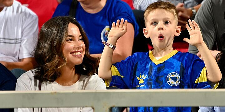 Bilino polje u žuto-plavim bojama, svi su uglas otpjevali himnu Bosne i ...