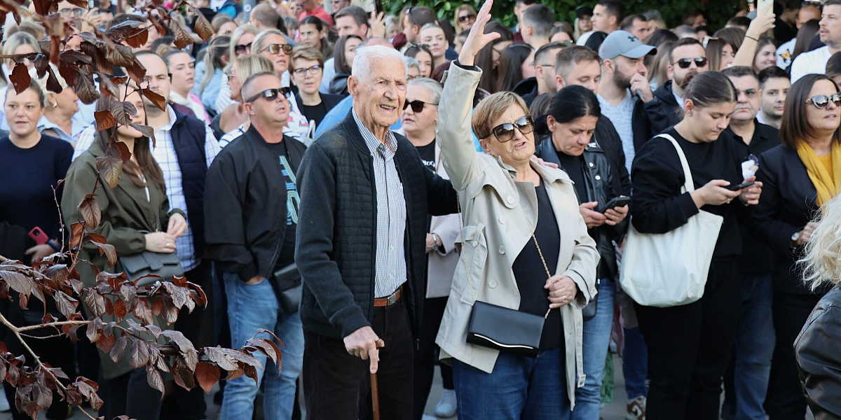 Mostarci pjevali i plakali na Španskom trgu: Ponijeli i transparente ...