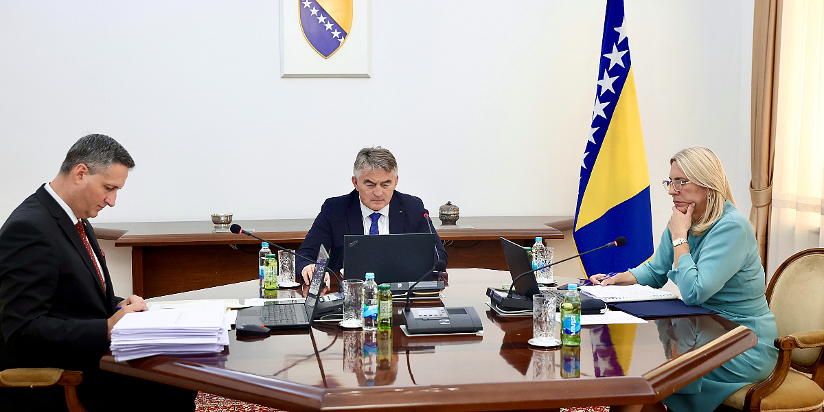 Članovi Predsjedništva Bosne i Hercegovine danas u Parizu na sastanku s ...