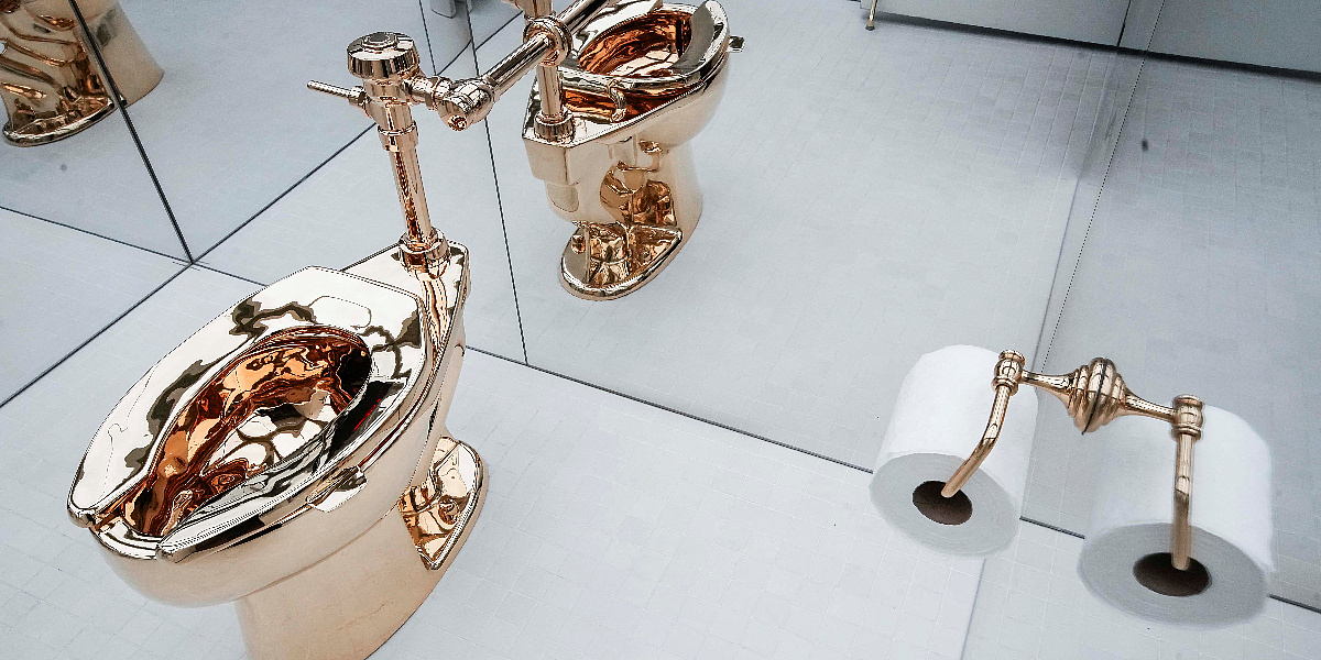 Zlatna WC školjka od 100 kilograma ide na aukciju, očekuje se da će se ...